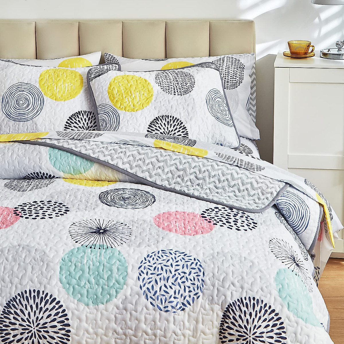 UOZZI BEDDING 7 Piece Quilt Set Bed in a Bag Colorful Dots King Size All Season Bedspread Coverlet with (1 Reversible Quilt 101x88, 2 Pillow Shams, 1 Flat Sheet, 1 Fitted Sheet, 2 Pillowcases)