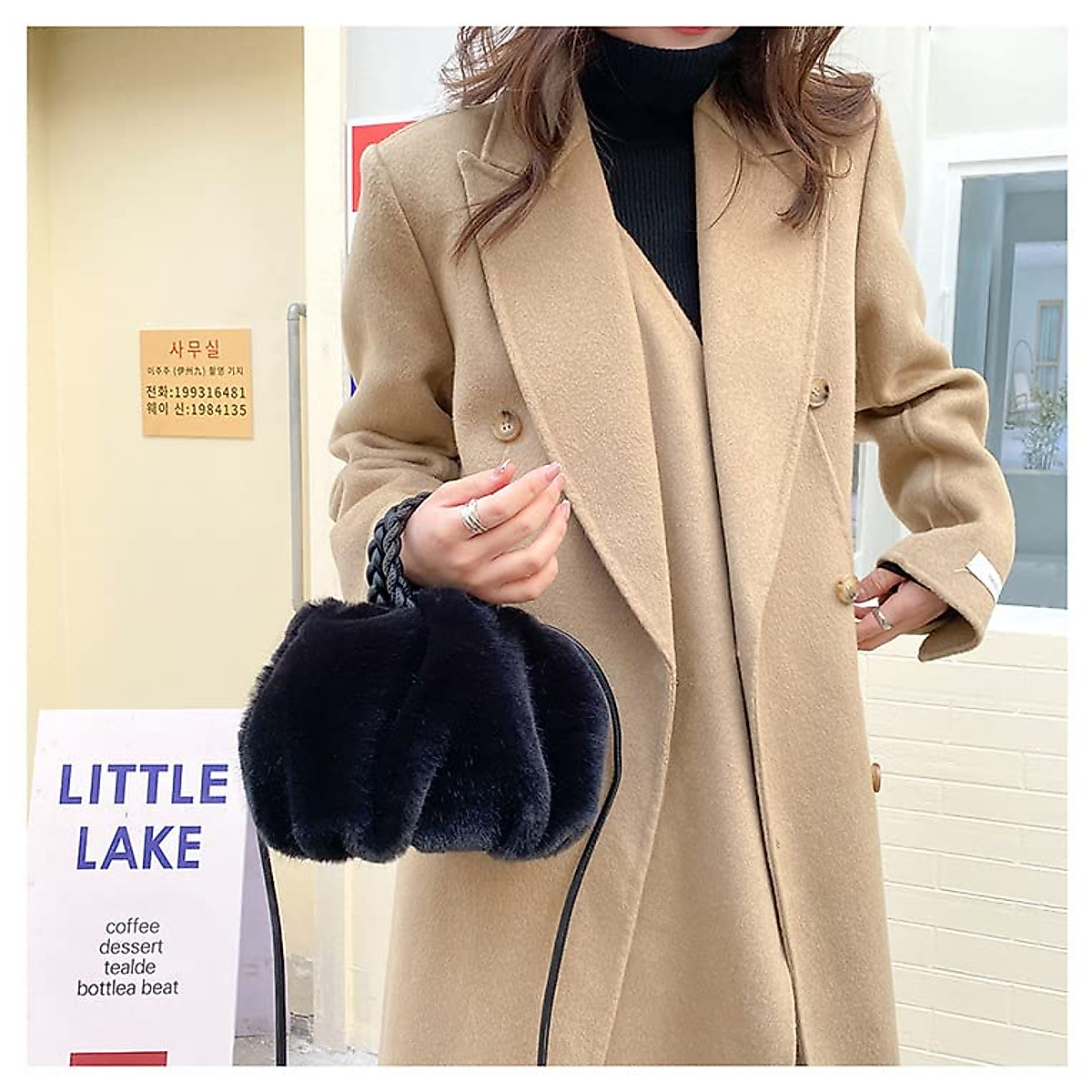 Plush Shoulder Bag Y2K Fluffy Furry Warm Aesthetic Tote Bag Warm Crossbody Bag Japanese Accessories for Autumn Winter (Apricot)