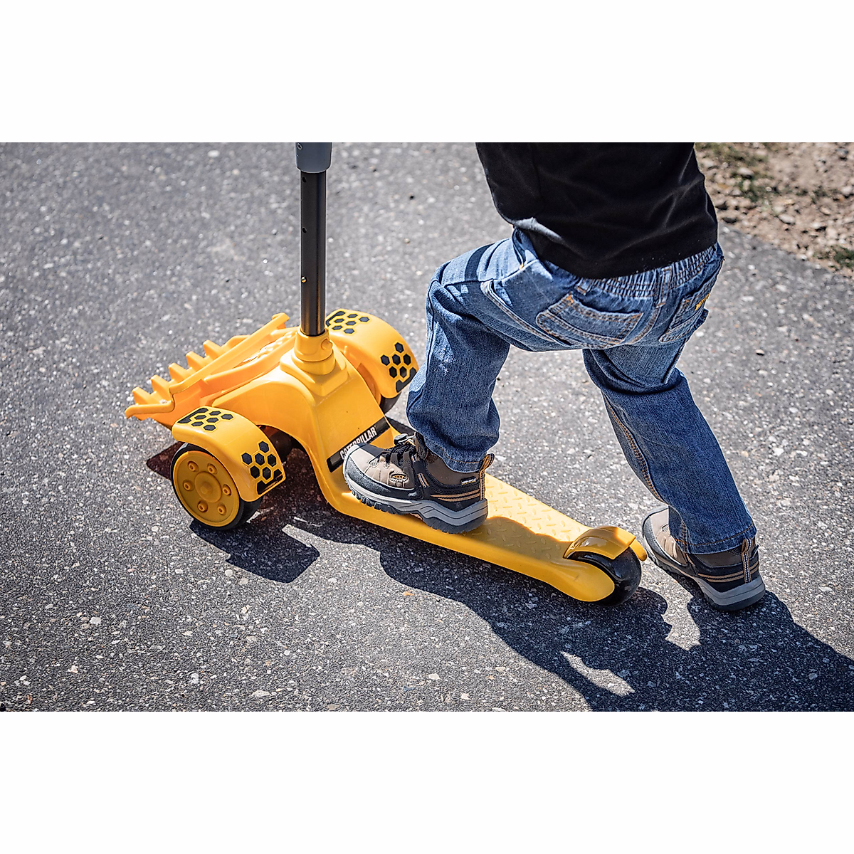Kid Trax CAT Toddler Kick Scooter, Kids 3 Years or Older, Adjustable-Height Handlebars, Lean to Steer Technology, Removable Bulldozer-Style Scoop