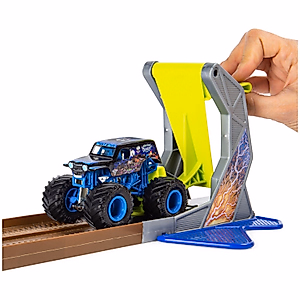 Monster Jam, Champ Ramp Freestyle Playset with Exclusive Son-uva Digger Monster Truck, 1:64 Scale Die-Cast, Kids Toys for Boys and Girls Ages 4-6+