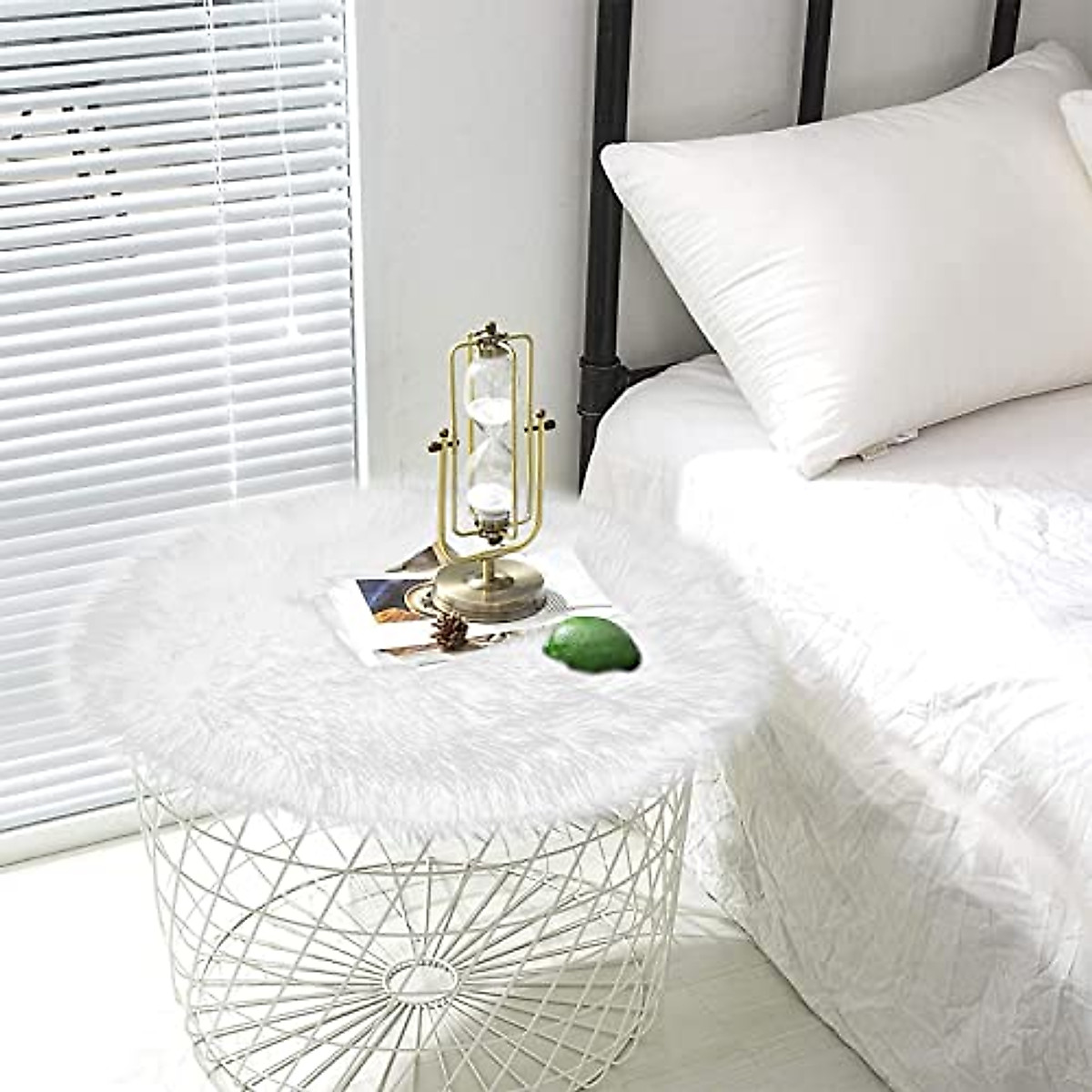 TENNOLA 15.7 Inches Mini White Round Faux Fur Sheepskin Area Rug, Fluffy Small Circle Rugs Cushion for Chair, Furry Carpet for Nail Desk, Shaggy Circular Rug Plush Rug