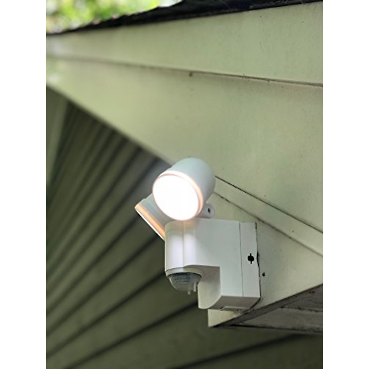 IQ America LB1403WH Battery Powered Indoor Outdoor Weatherproof LED Motion Security Motion Floodlight, 280 lumens, Wall & Eave Mount Pivots & Rotates, Sheds Yard Garage Stairways Decks Piers RV