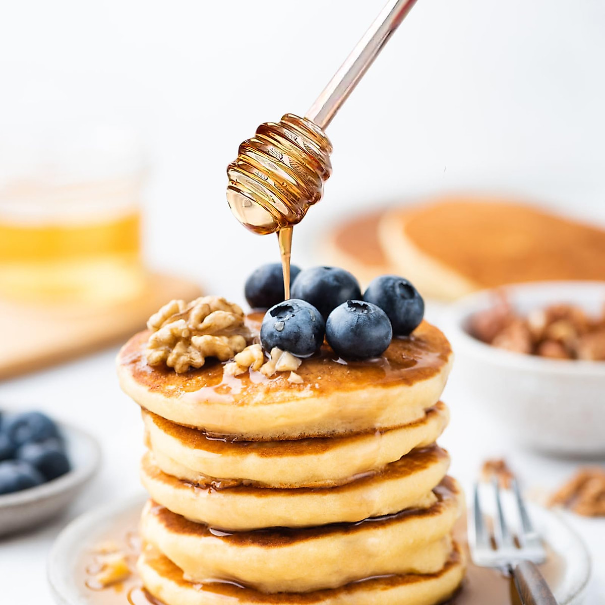 zhqinger Honey Jar with Dipper and Lid Glass Jars with Cute Little Bee Large Glass Jar Honey Syrup Container for Kitchen Coffee Bar Baking