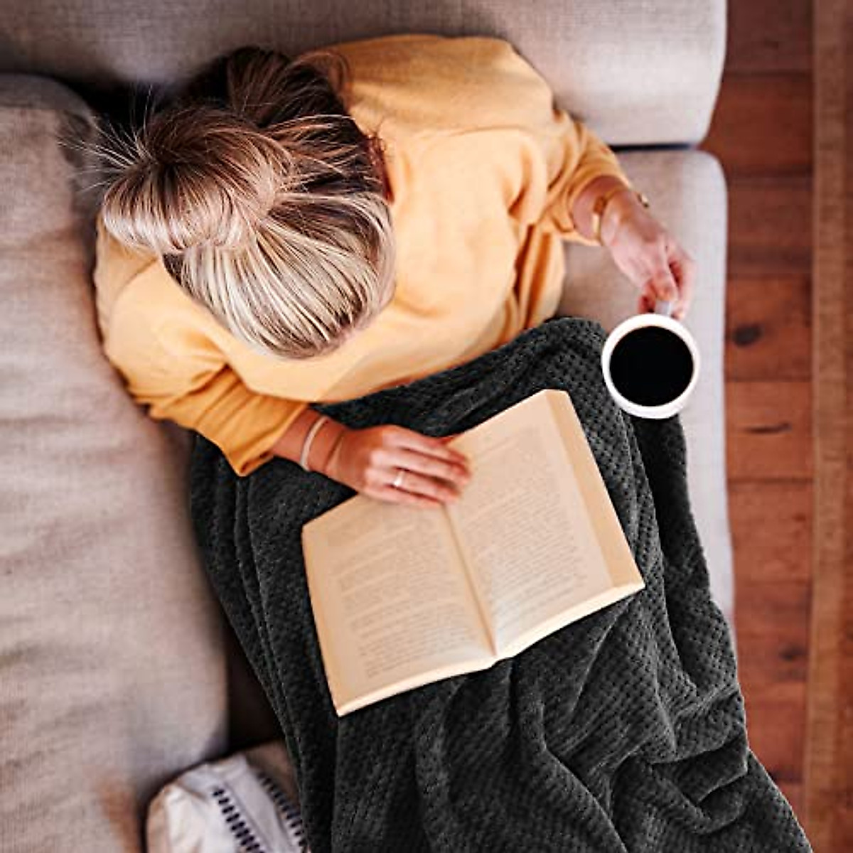 uxcell Flannel Fleece Bed Blankets, Soft Warm Microfiber Blanket, Mesh Fuzzy Plush 330GSM Lightweight Decorative Solid Blankets for Bed Throw (50"x60") Black