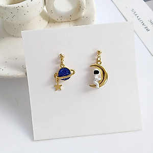 Creative Cartoon Astronaut Stud Earrings Asymmetric Spaceman Star Moon Drop Earrings Cute Blue White 3D Astronaut Planet Charm Jewelry for Women (Blue)