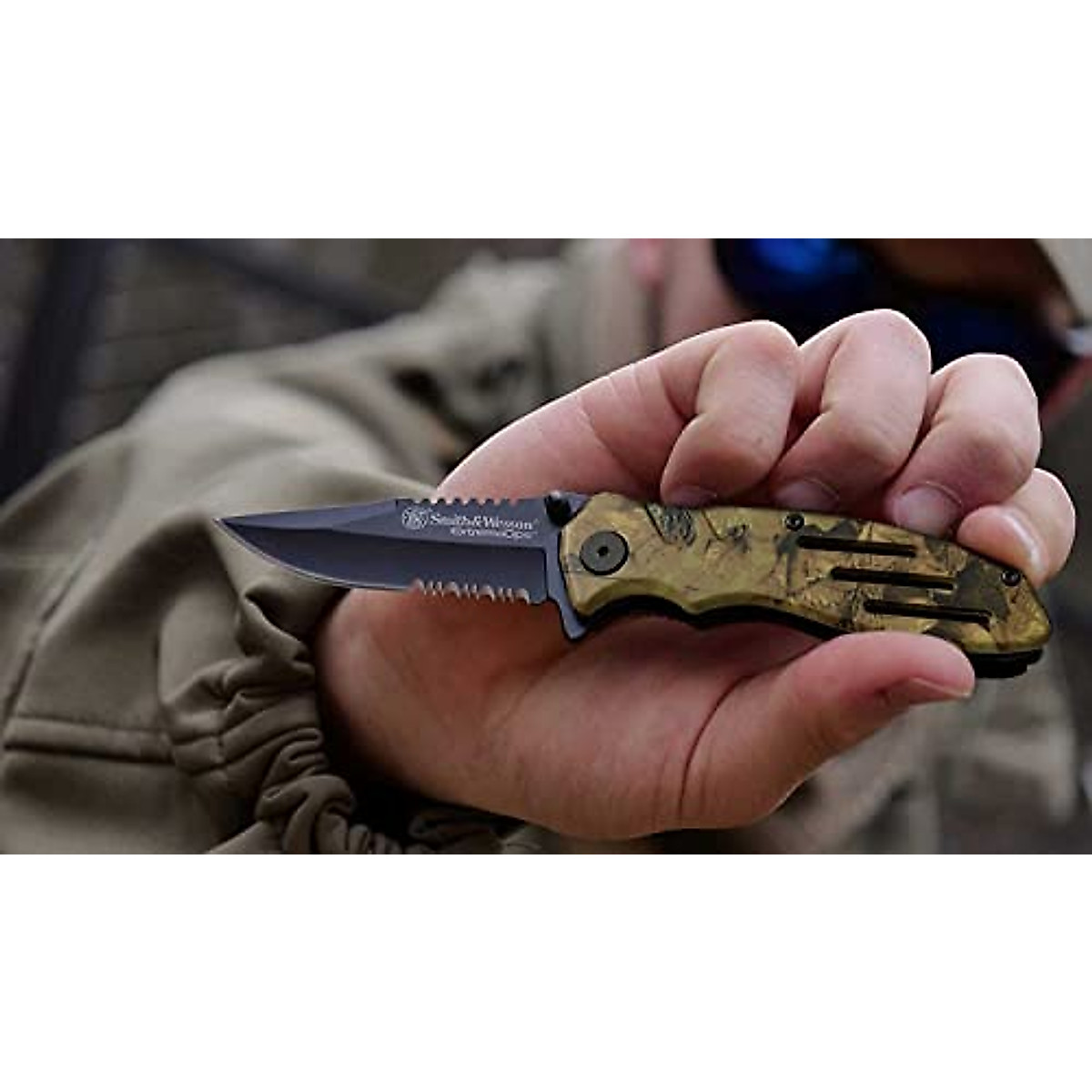 Smith & Wesson Extreme Ops SWA24S S.S. Folding , Tactical Knife with 3.1in Serrated Clip Point Blade, Aluminum Handle for Survival , Hunting Knife as Pocket Knife for Men Camouflage