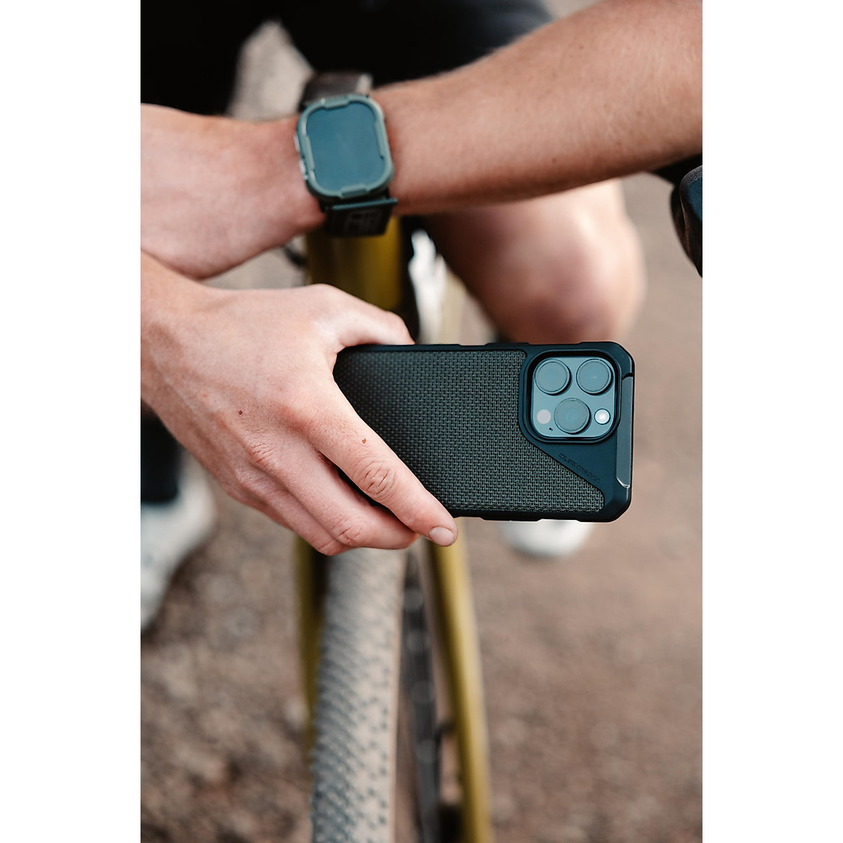 URBAN ARMOR GEAR UAG Case [Updated Ver] Compatible with iPhone 15 Pro Case 6.1" Metropolis LT Kevlar Black Built-in Magnet Compatible with MagSafe Charging Rugged Military Grade Protective Cover