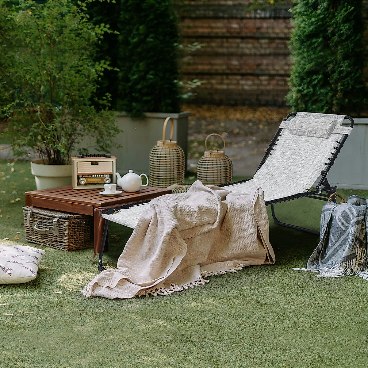 Tangkula Foldable Beach Lounge Chair for Outside, Sunbathing Chair with Removable Headrest, 4-Position Adjustable Backrest, Portable Tanning Chaise Lounger for Yard, Patio, Beach, Camping (1, Grey)