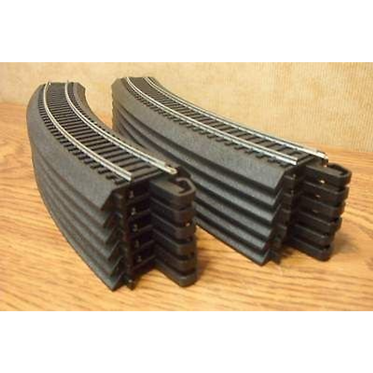 HO Scale Bachmann Steel Alloy EZ Track 12 Pieces of 18" Radius Curves for Model Railroad Trains