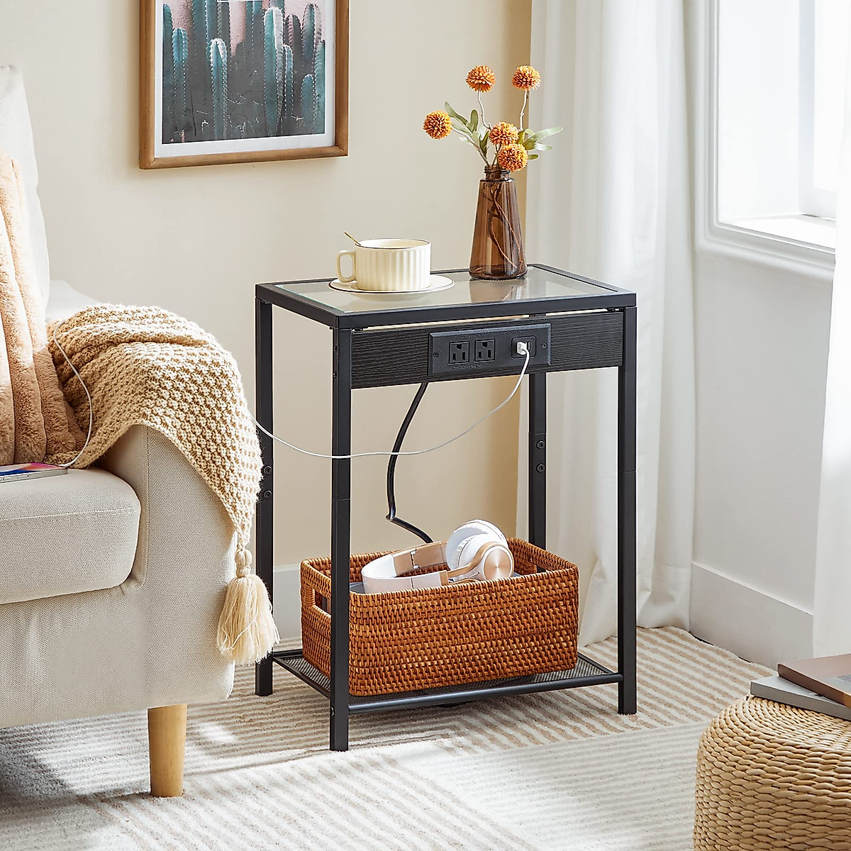 HOOBRO Side Table with Charging Station, Set of 2 End Tables with USB Ports, Nightstand for Tight Spaces, Tempered Glass, Modern Metal Frame, for Office, Bedroom, Living Room, Black BK76UBZP201