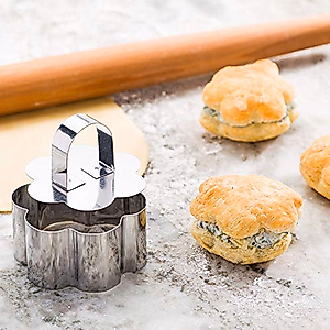 Restaurantware Pastry Tek 3.2 x 1.6 Inch Cake Ring Mold 1 Flower Cooking Ring With Food Press - Small Dishwasher-Safe Stainless Steel Mousse Mold Oven-Safe For Pancakes Cheesecakes or Cookies