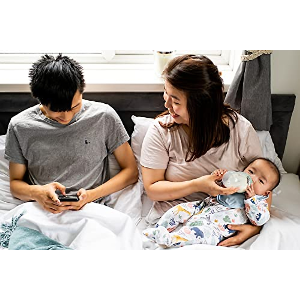 Tommee Tippee Anti-Colic Baby Bottles, Slow Flow Breast-Like Nipple and Unique Anti-Colic Venting System, 9oz, 4 Count, Clear