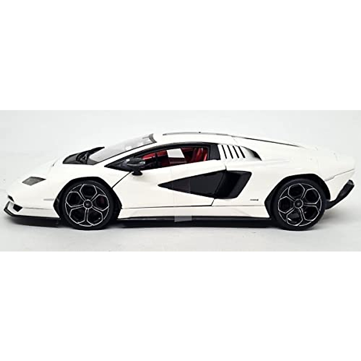 Maisto 1:18 Scale Dei-cast Lamborghini Countach LPI 800-4 White Color Special Edition