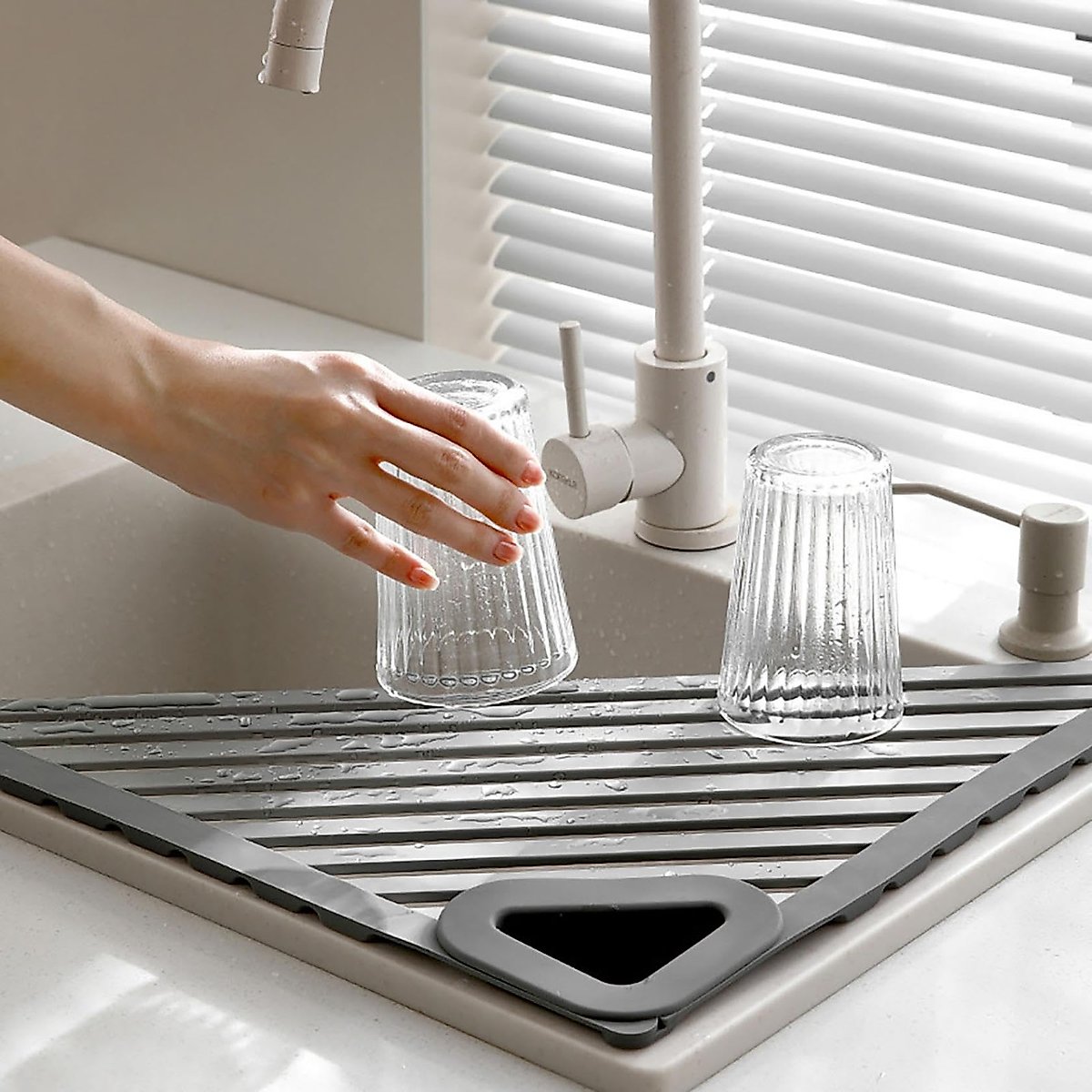 Foldable Triangle Roll-Up Dish Drying Rack Over The Sink Dish Drainer Drying Rack For Small Sink Corners Sink Organizer Kitchen Sink Accessories Space-Saving Rustproof Trivet Organizer With Sink Caddy