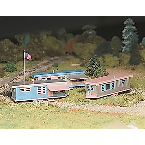 Bachmann Trains - PLASTICVILLE U.S.A. BUILDINGS – CLASSIC KITS - TRAILER PARK - 3 TRAILERS & FLAG POLE w/FLAG - O Scale