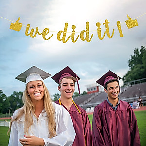 Dill-Dall Glitter We Did It Banner, 2022 Graduation Banner, Congrats Grad Party Supplies, High School Graduation / College Graduation Party Decorations ( Gold )