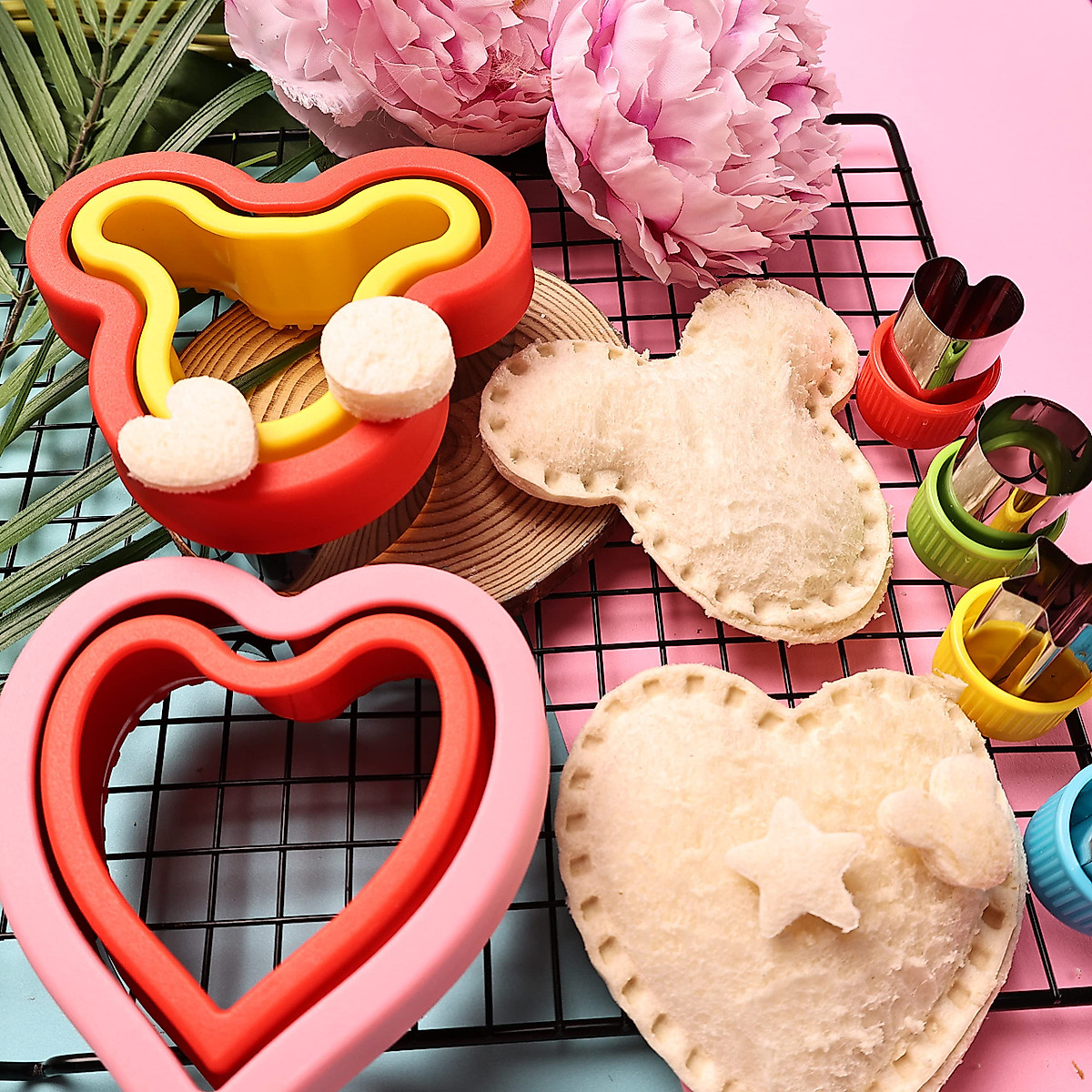 GELIFATLE Sandwich Cutter and Sealer for Kids, 4pcs Bread Sandwich Decruster Pancake Maker DIY Cookie Cutters for Kids Bento - Round Heart Star Mickey Head Shaped