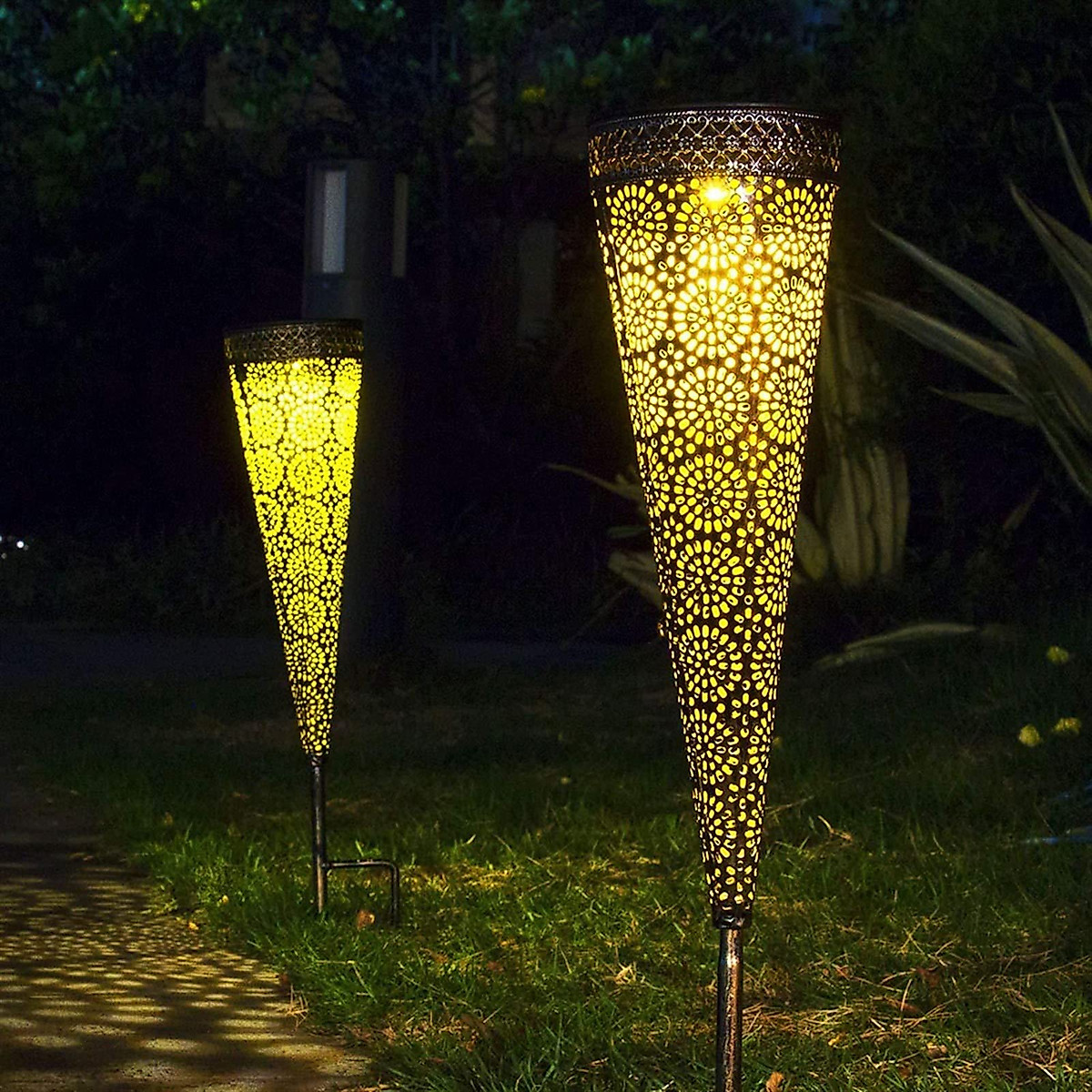 YAOLUU Outdoor Light 2pcs Outdoor Solar Lights, Metal Cone Solar Lights, Outdoor Solar Garden Lights, Projection Lights, Home Garden Decoration Accessories Outdoor Lighting