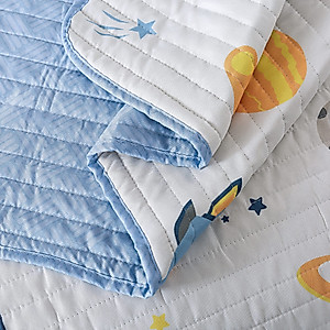 Soul & Lane Space Adventure Quilt Set - Queen Size with 2 Shams, Rocket and Planet Galaxy Themed Bedding, Solar System and Astronaut Design, Outer Space Quilted Bedspread for Kids