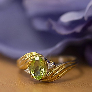 Direct-Jewelry 10k Yellow Gold Oval Peridot And Diamond Ring (Size 7)