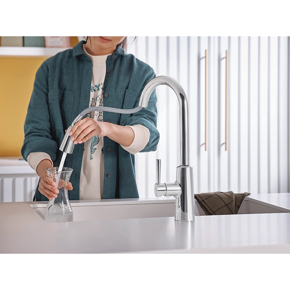 Moen Riley Chrome One-Handle Pulldown Kitchen Faucet Featuring Power Boost for a Faster Clean and Reflex Docking System for the Spray Head, Modern Kitchen Sink Faucet, 7402C