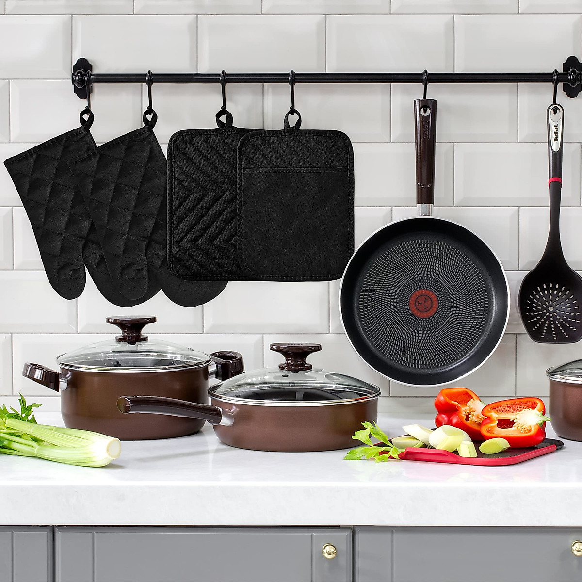 R HORSE 4Pcs Oven Mitts Pot Holders Set for Kitchen, Cotton Lining Heat Resistant Oven Gloves Black Kitchen Mittens Hot Pads Pot Holder with Pocket & Hanging Loop Trivets for Cooking Baking Grilling