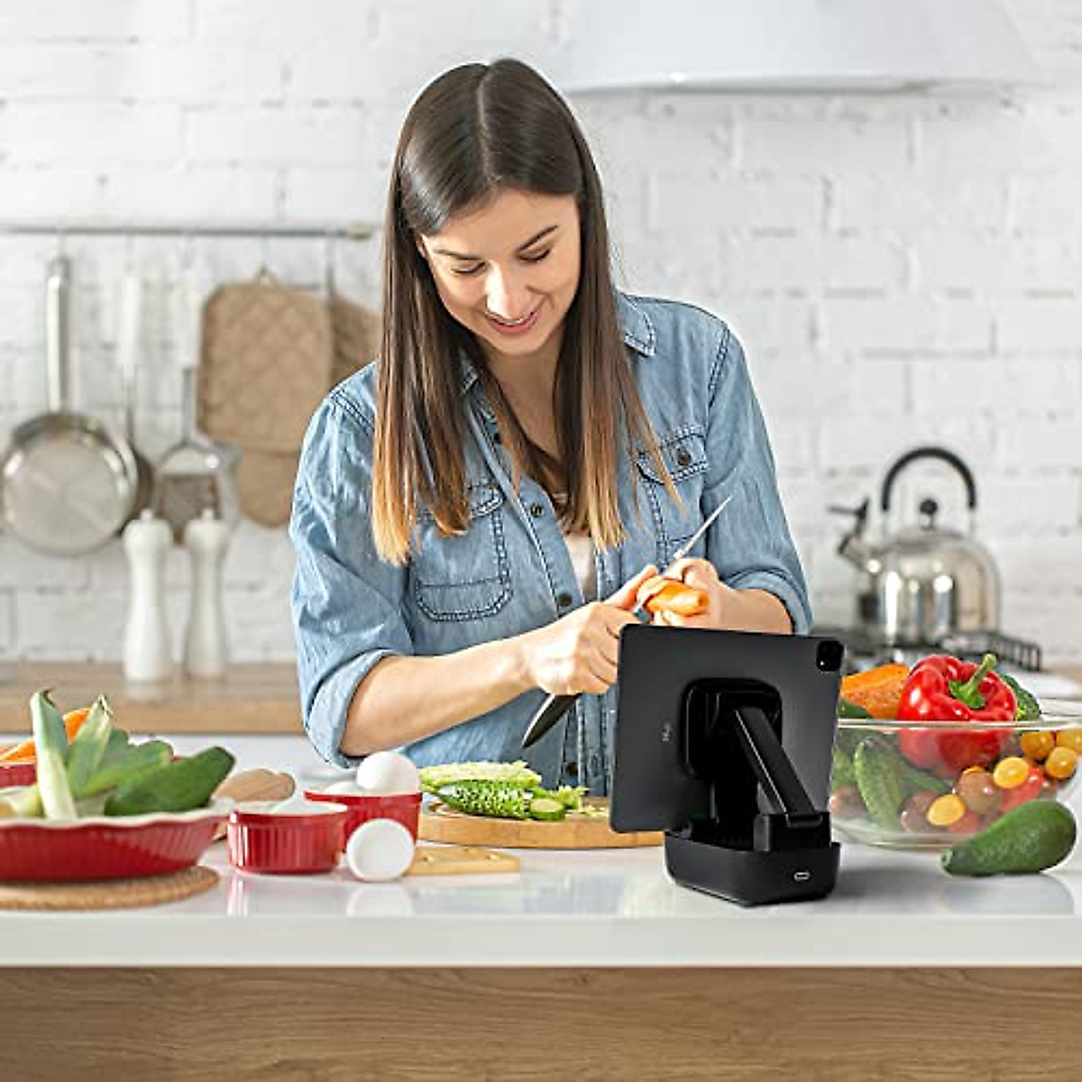 COMISO Cell Phone Stand with Wireless Bluetooth Speaker, HD Stereo Sound Speaker for Home & Outdoor, Punchy Bass, Unique Ideal Gifts for Men Women, Mobile Holder Compatible with Phone & Tablets -Black