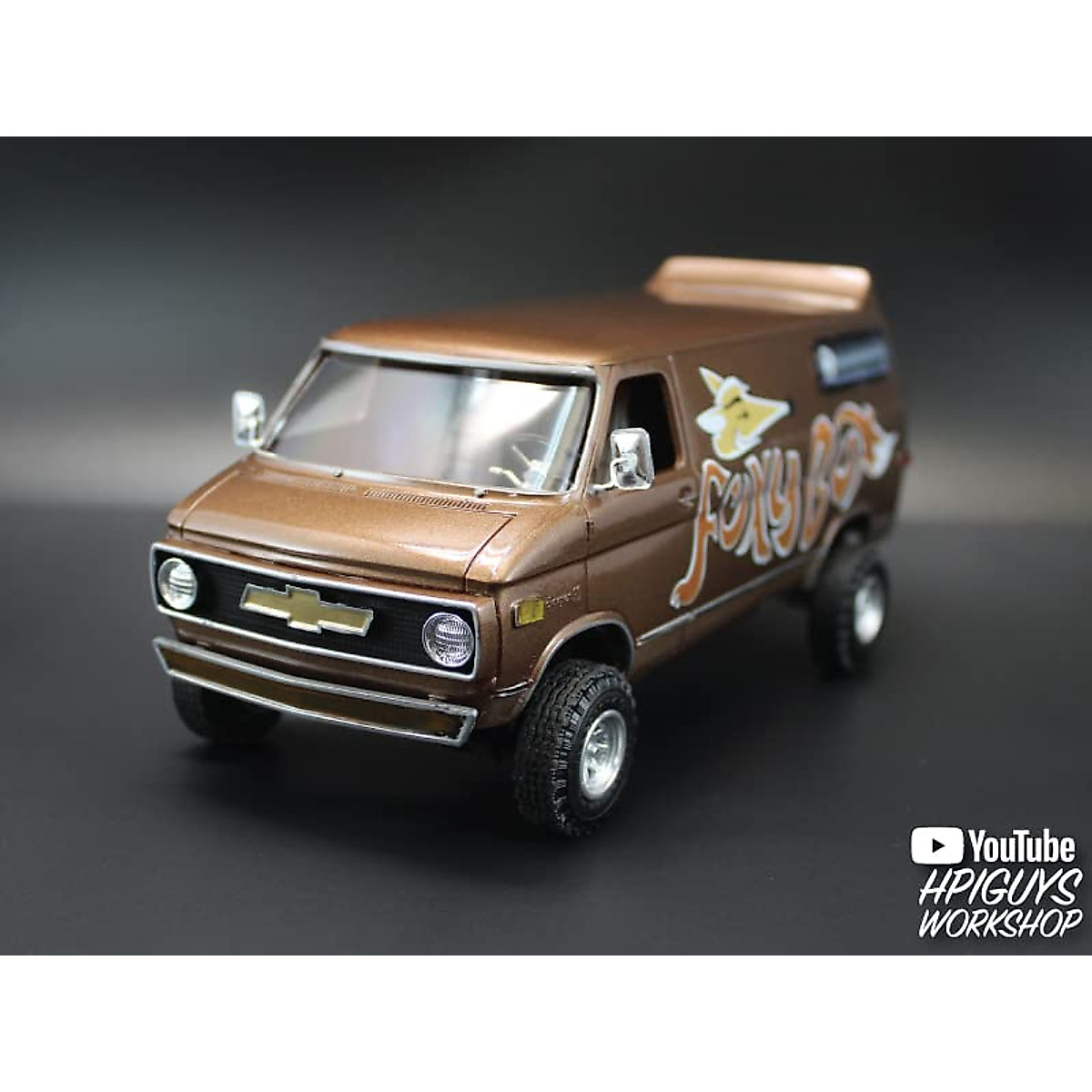 AMT 1975 Chevy Van Foxy Box 1:25 Scale Model Kit