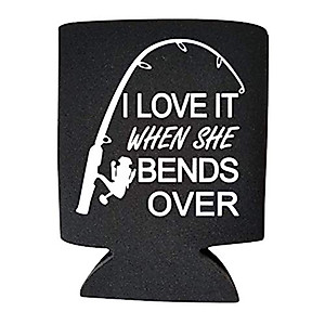 I Love It When She Bends Over Funny Can Cooler - Fishing Beer Coolie - Multiple Color Variations - Perfect Fisherman Gift (Black)