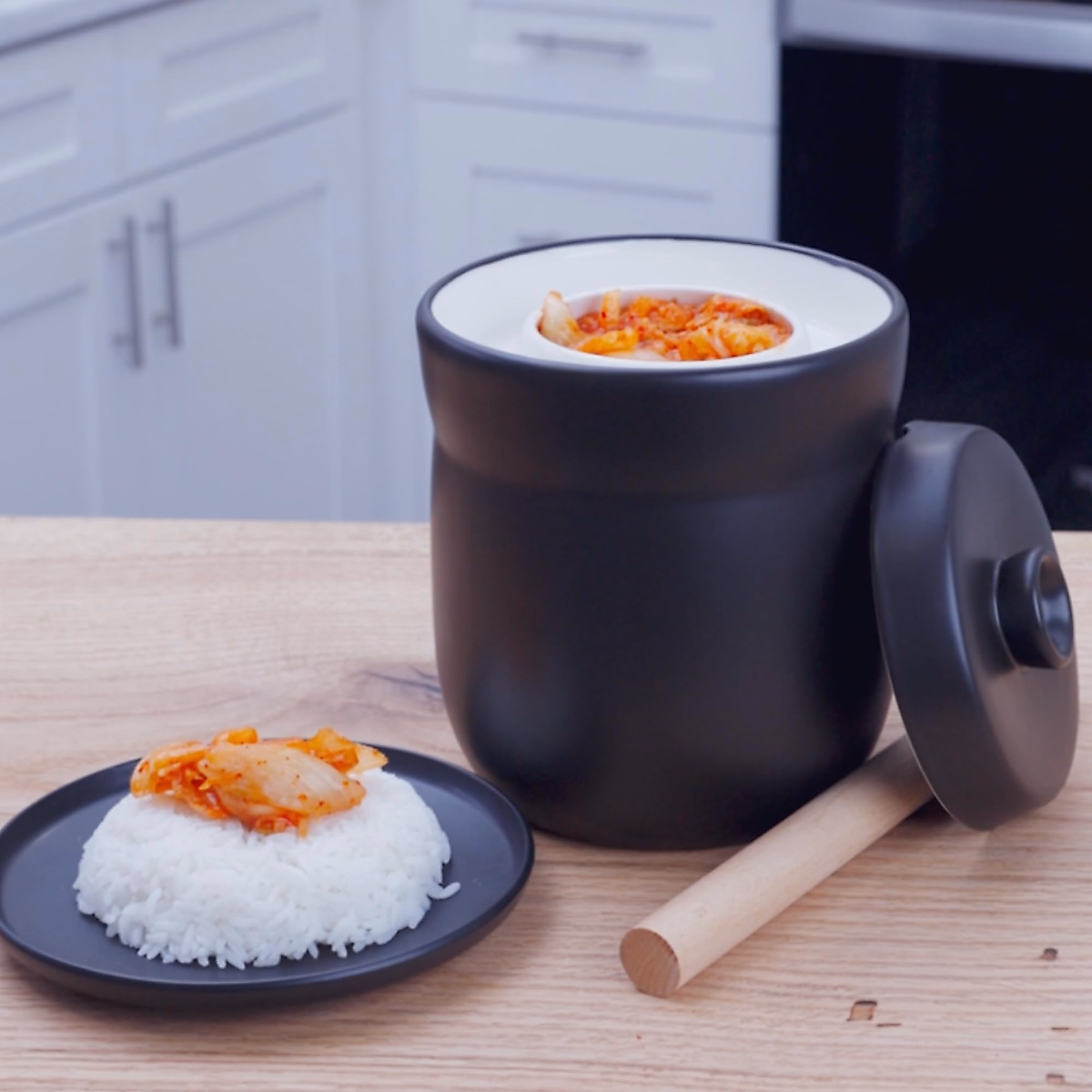 TOMO Fermentation Crock with Weights - Ceramic Sauerkraut Pickling Crock - Stoneware Kombucha Brewing (3L)