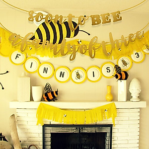 3pcs Welcome Baby Party Banner Set Soon to Bee A Family of Three Banner Mommy to Bee Sash Daddy to Bee Badge Bee Baby Shower Decoration Bee Themed Party Supplies
