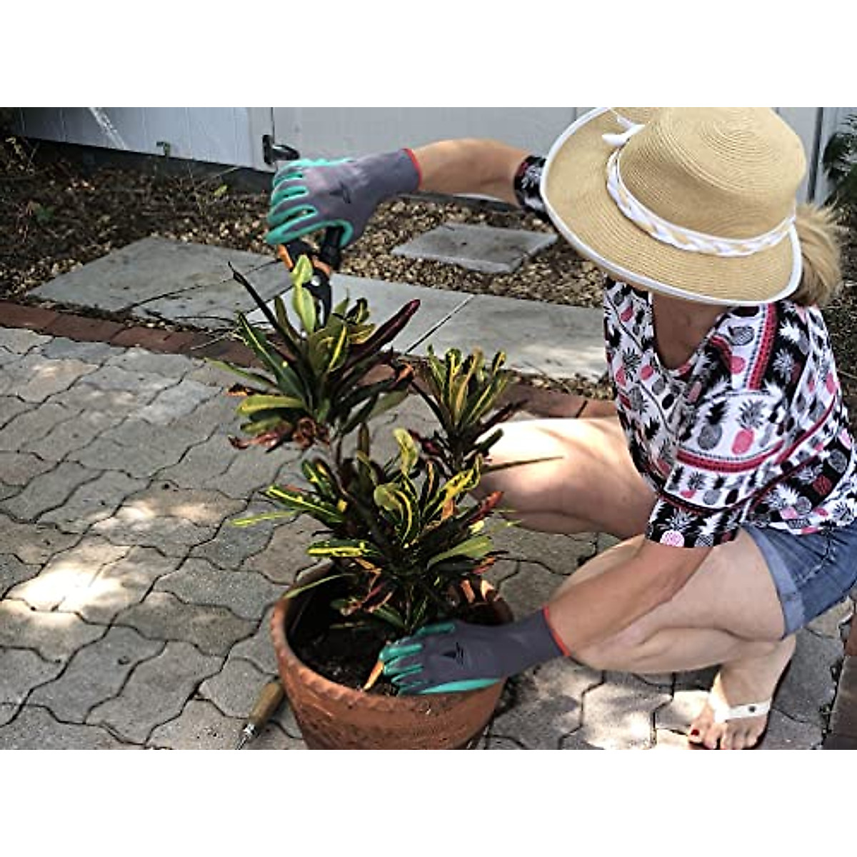 Garden Gloves Women and Men 2 pairs, Super Grippy Texture for Gardening and Work Activities - S,M,L Sizes (Medium)