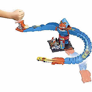 Hot Wheels Toy Car Track Set City Wreck & Ride Gorilla with 1:64 Scale Car, 3.3-Ft Long Track, Connects to Other Sets