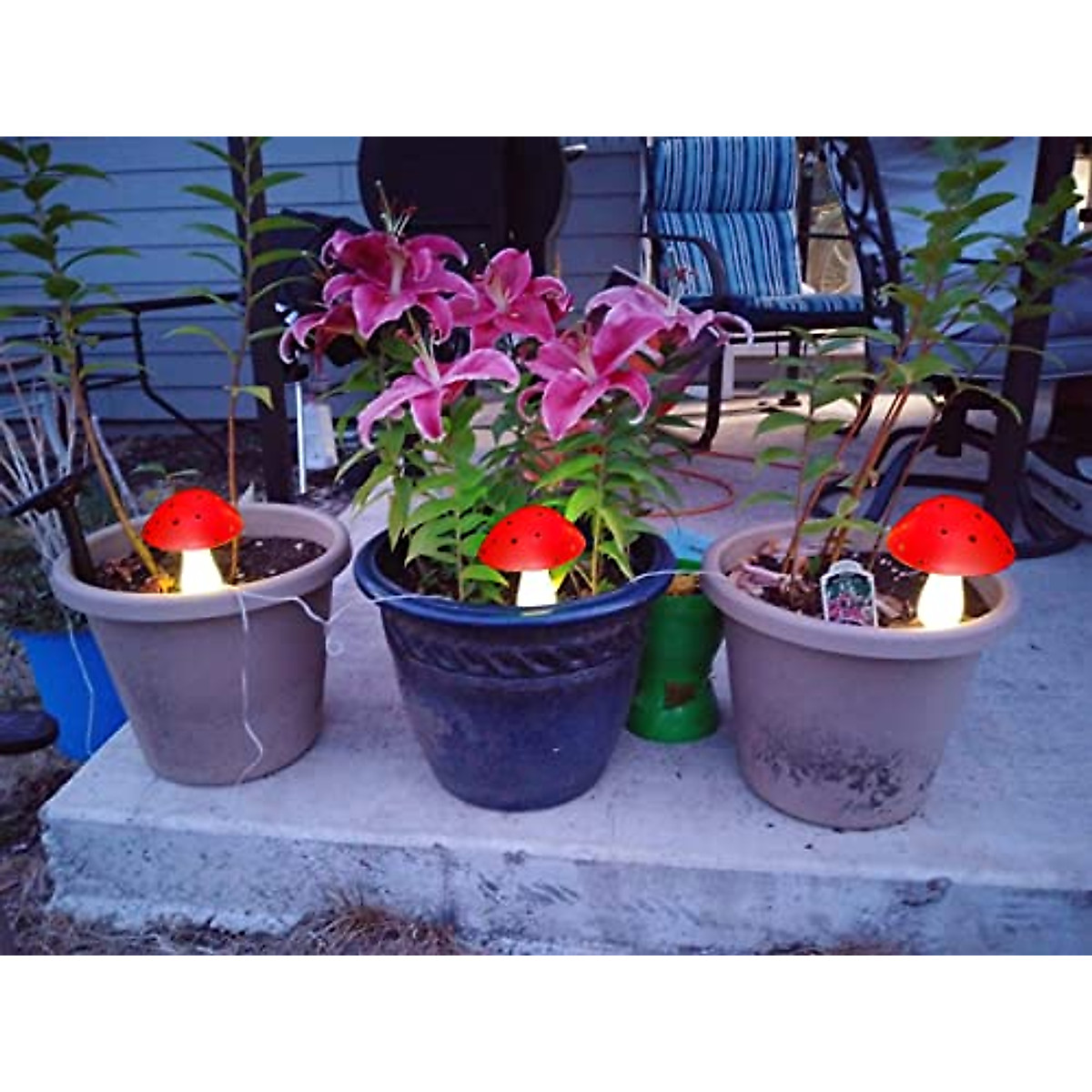 AUSAYE Solar Mushroom Lights, Garden Outdoor Decor Stuff, 8 Modes Waterproof Mushroom Night Light for Garden Pathway Landscape Yard Easter Pathway Halloween Xmas Decorations 3 Mushrooms Red