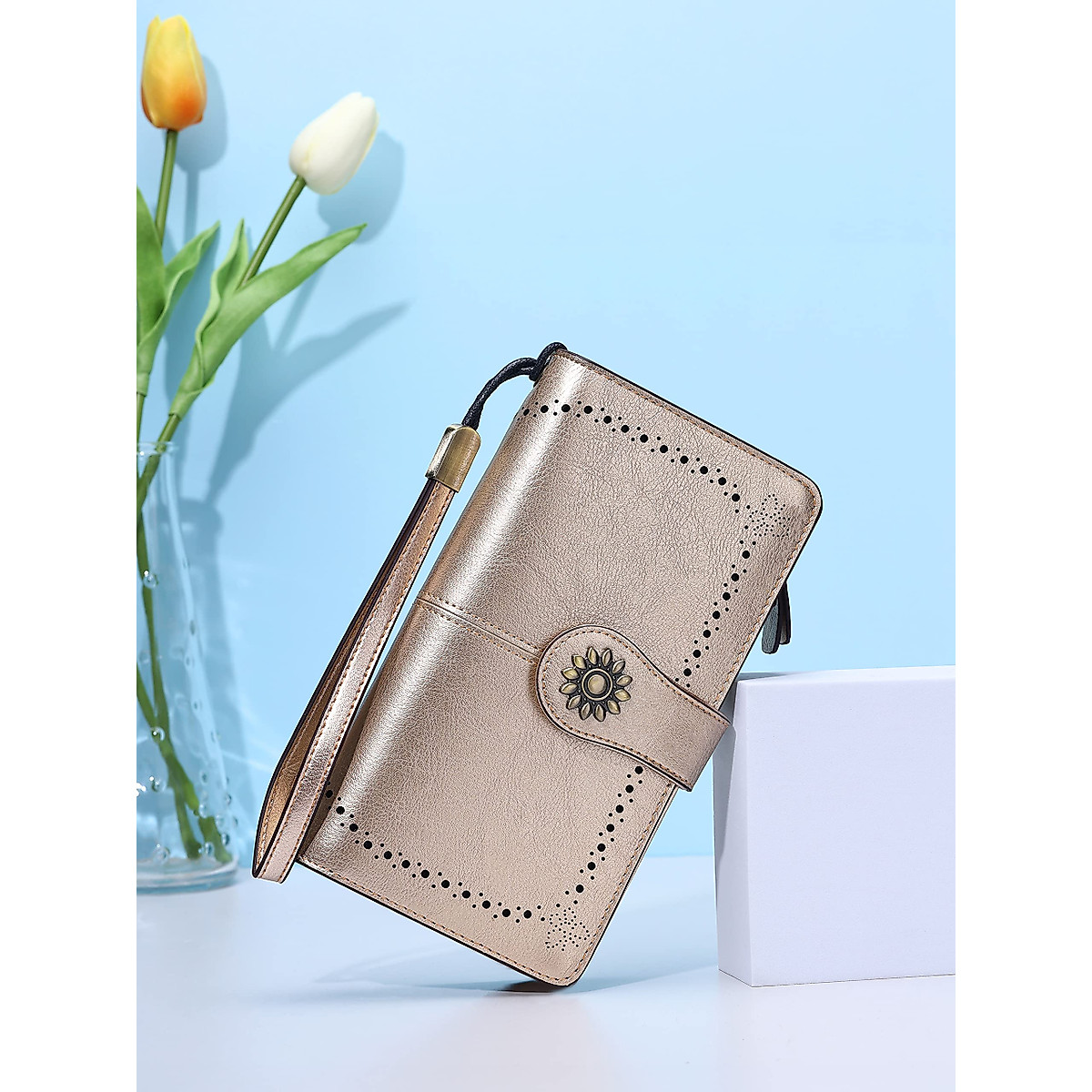 Lavemi Womens Large Capacity Genuine Leather RFID Blocking Wallets Wristlet Clutch Card Holder(Black)