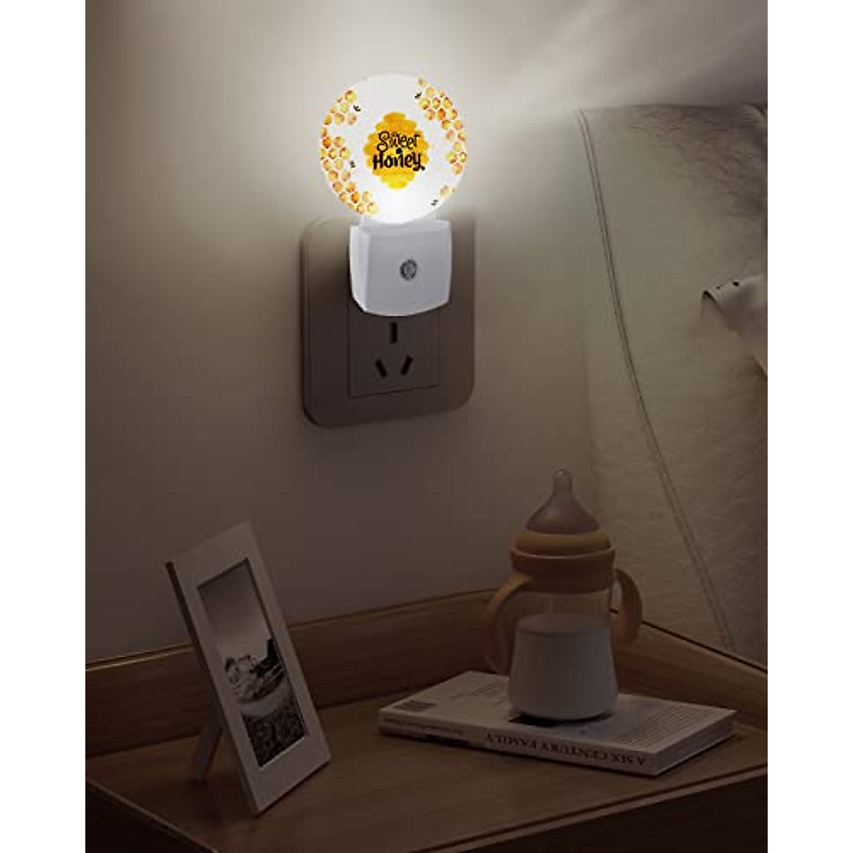 ILYBEEN Farm Sweet Honey Bee with Honeycomb LED Night Lights Plug-in Nightlight with Auto Dusk to Dawn Sensor, Hexagon on Burlap Cotton Round Lamp for Bedroom,Hallway,Bathroom