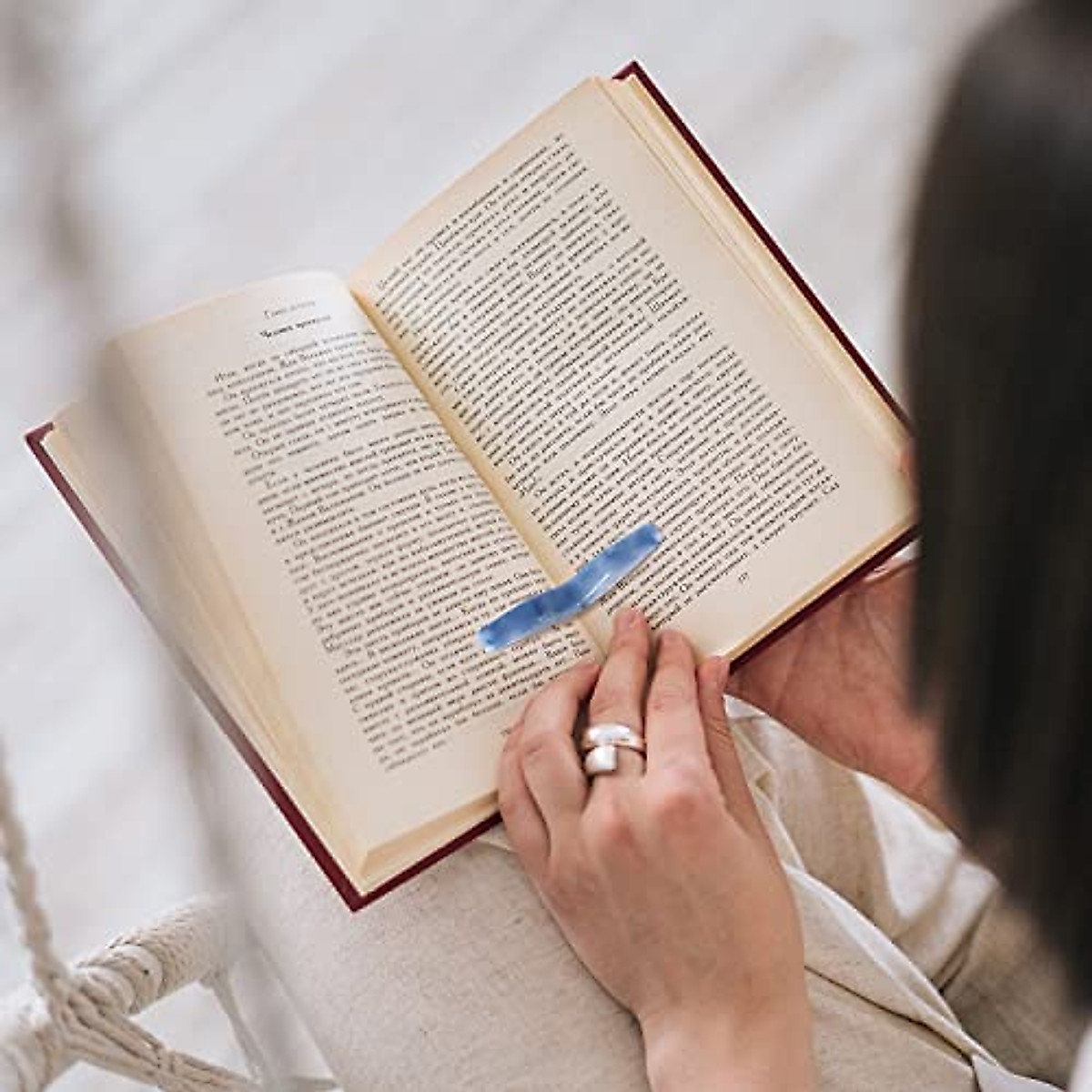 4pcs Book Page Holder, Thumb Bookmark Resin Page Holder Spreader Thumb Savers Book Accessories Gifts for Reading Lovers Bookworm Students Teachers (4 Colors)