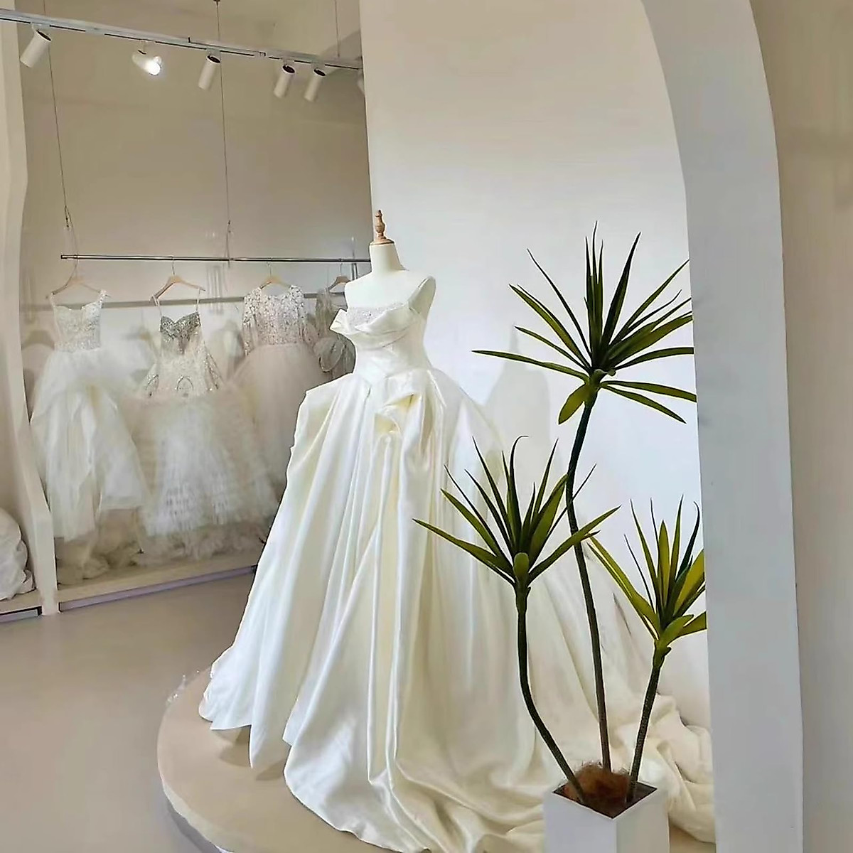 Dress Form Mannequin, Display Female Mannequin with Wooden Stand and Head, 51"~73" Height Adjustable Women Mannequin for Boutique Clothing Jewelry Store