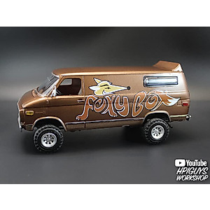 AMT 1975 Chevy Van Foxy Box 1:25 Scale Model Kit