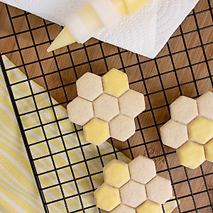 Honeycomb cookie cutter, 1 piece - Bakerlogy