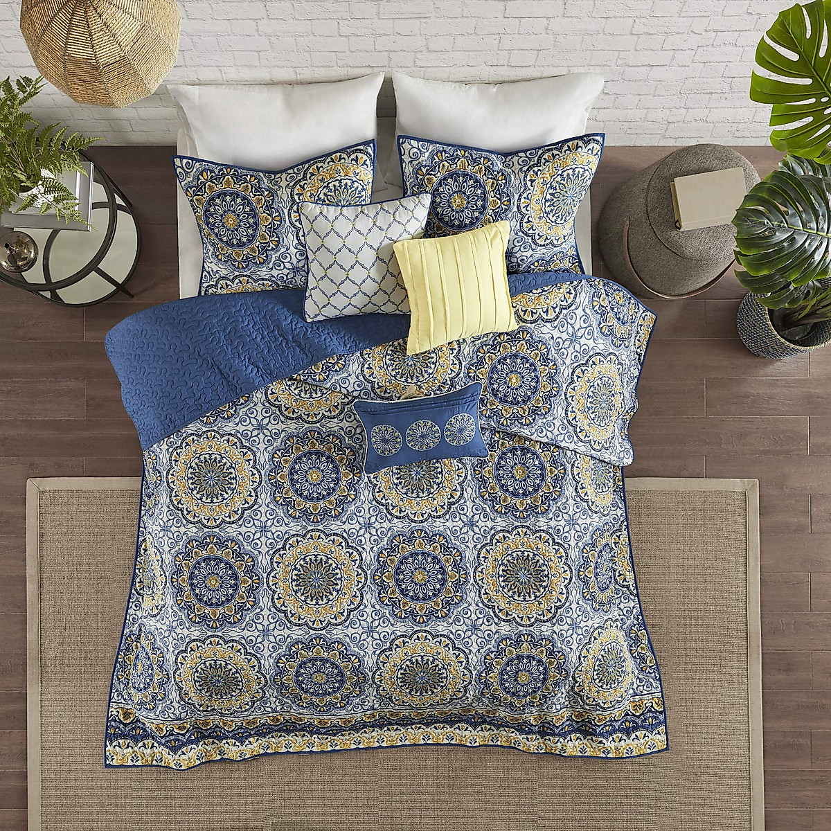 Madison Park Tangiers Quilt Modern Classic Design All Season, Breathable Coverlet Lightweight Bedding Set, Matching Shams, Decorative Pillow, King/Cal King(104"x94"), Circle Blue 6 Piece