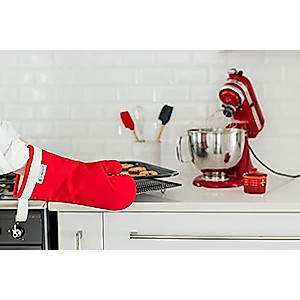 Le Creuset Oven Mitt, Cherry
