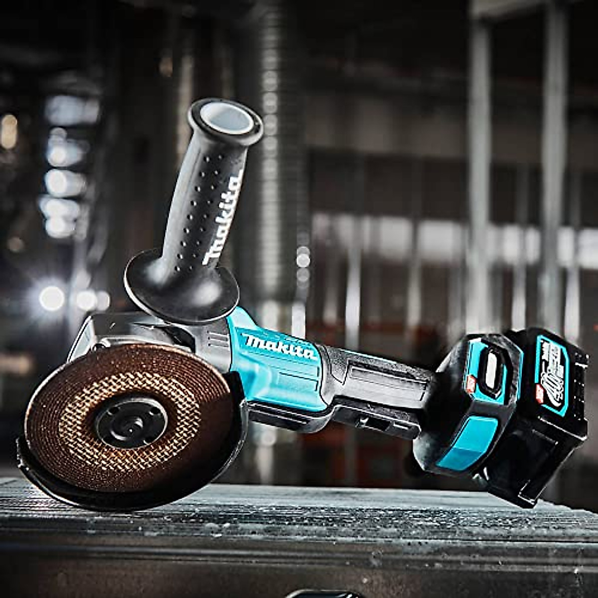 Makita GAG03M1 40V max XGT Brushless Cordless 4-1/2” / 5" Paddle Switch Angle Grinder Kit, with Electric Brake (4.0Ah)