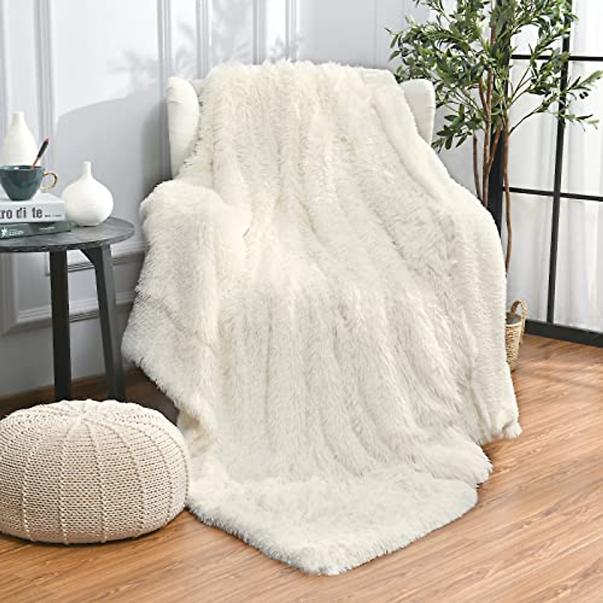 junovo Super Soft Shaggy Longfur Faux Fur Blanket, Fuzzy Throw Blanket for Bed, Fluffy Cozy Plush Light Blanket, Washable Warm Furry Throw Blanket for Couch Sofa Chair Home Decor, 50"x60" Cream White