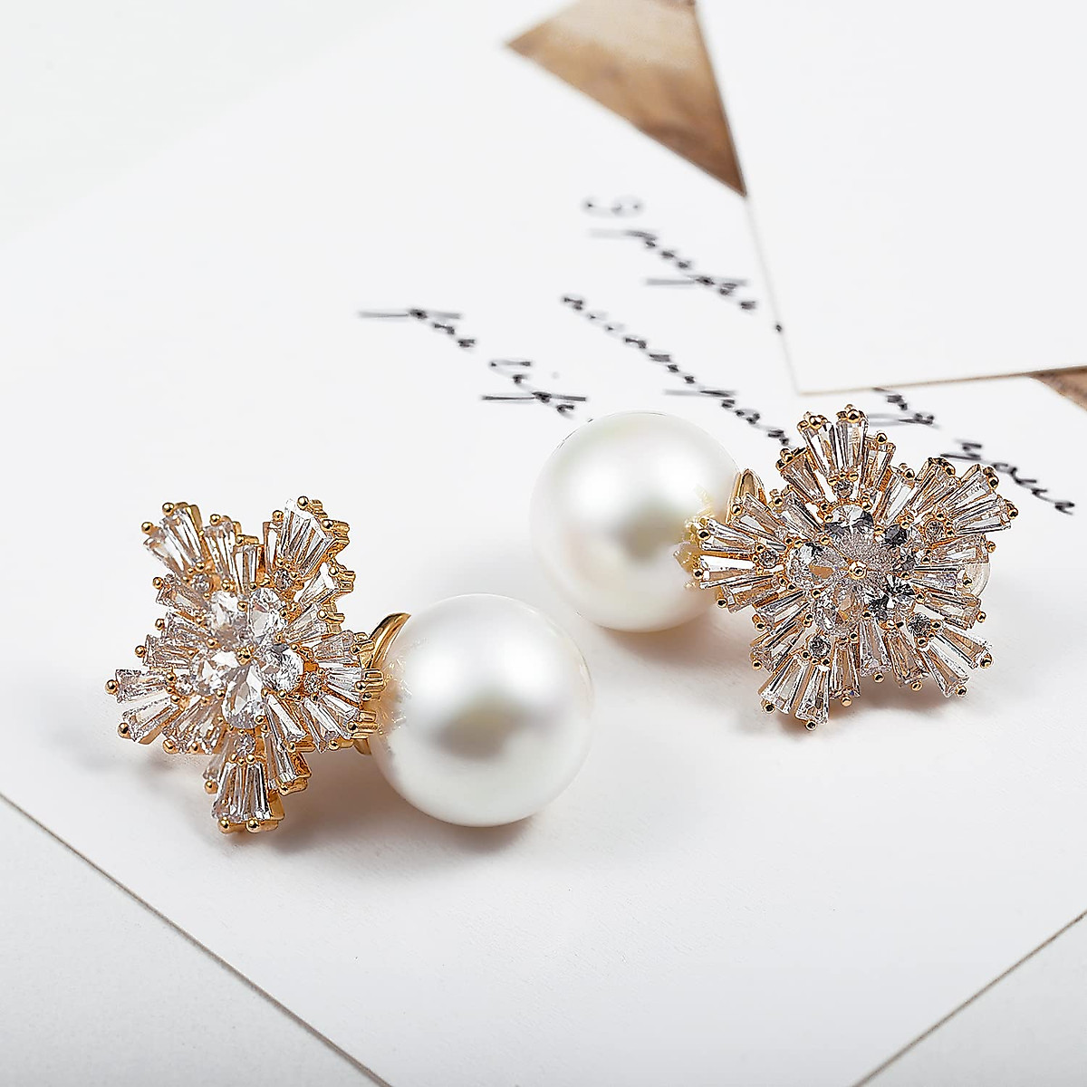 Fashion Chic Simulated Pearl Studs Snowflake Earrings For Women (Gold)