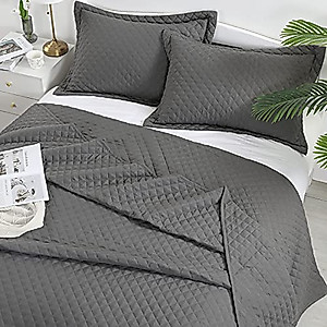 HOMBYS 3 Piece Oversized King Quilt Set Bedspread 128x120 Reversible Lightweight Coverlet Summer Comforter Set (Super King Plus (128x120), Grey)