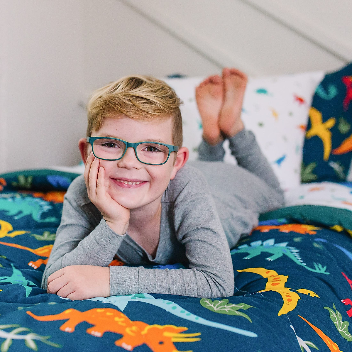 Wildkin 100% Cotton 5 Piece Twin Bed-in-A-Bag for Boys & Girls, Bedding Set Includes Comforter, Flat Sheet, Fitted Sheet, Pillowcase & Sham, Bed Set for Cozy Cuddles (Jurassic Dinosaurs)