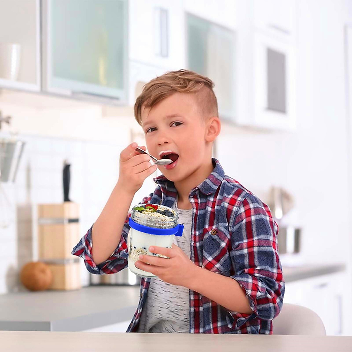 TOFLEN 2 Pack Overnight Oats Containers with Lids and Spoons, 12 oz Glass Mason Overnight Oats Jars Wide Mouth Airtight Oatmeal Container for Yogurt, Cereal and Fruits (Red+Blue)