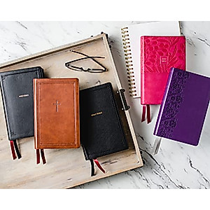 NKJV, End-of-Verse Reference Bible, Personal Size Large Print, Leathersoft, Green, Red Letter, Comfort Print: Holy Bible, New King James Version