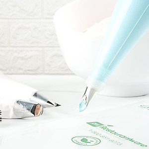 Restaurantware Pastry Tek Leaf Icing Tip 1 Reusable Piping Tip - #65 Dent-Resistant Stainless Steel Decorating Cake Tip Dishwasher-Safe Decorate Cupcakes Cakes or Cookies